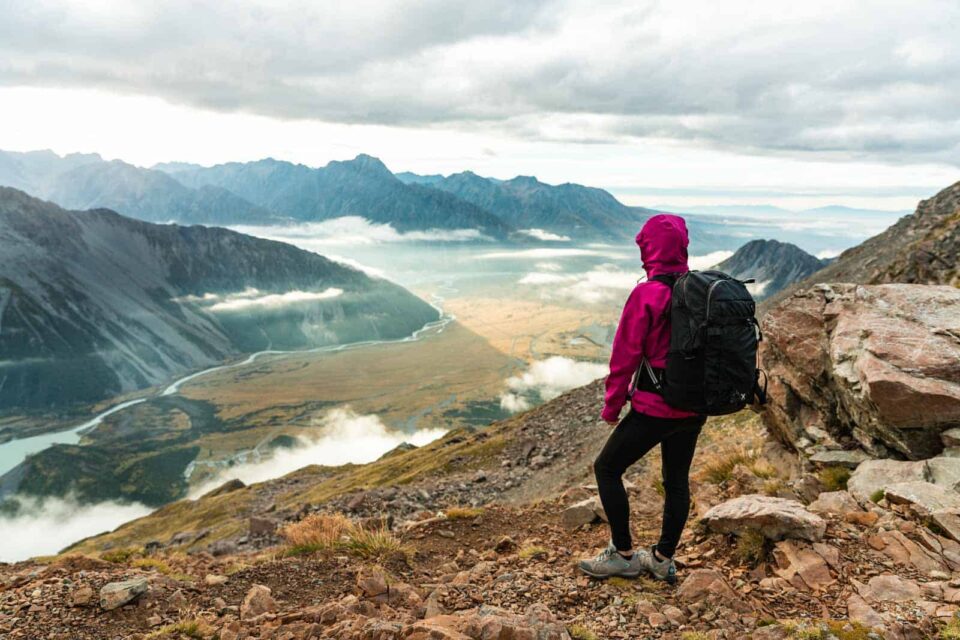 7 Travel Jackets for Women: Choosing The Best For Your Trip 2026